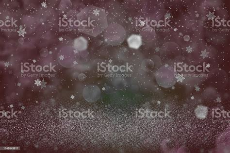 아름 다운 화려한 반짝이 조명 흐리게 Bokeh 추상적 인 배경과 떨어지는 눈 조각 비행 콘텐츠에 대 한 빈 공간을 가진