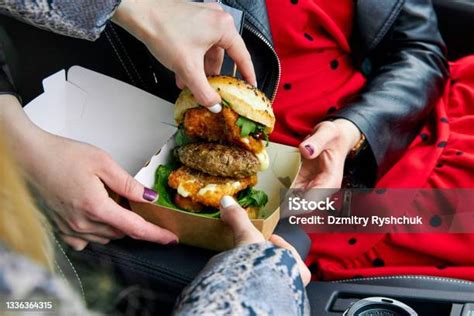 치즈를 곁들인 큰 육즙햄버거 두 개의 커틀릿 충전물을 보는 사람들 0명에 대한 스톡 사진 및 기타 이미지 0명 감자 요리 고기 Istock