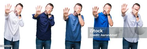 잘생긴 수석 노인의 우아한 비즈니스의 콜라주 손으로 눈을 덮고 격리 된 배경 위에 서 있는 남자 및 중지 하 고 슬픈와 몸짓 및 공포 식 당황 하 고 부정적인 개념입니다