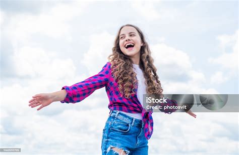 하늘 배경 야외에 십 대 소녀입니다 힙스터 아이 행복한 어린이 날 행복한 어린 시절 곱슬 머리 스타일을 가진 웃는 아이 헤어 뷰티 앤 케어 아이 패션 스타일 불 같은