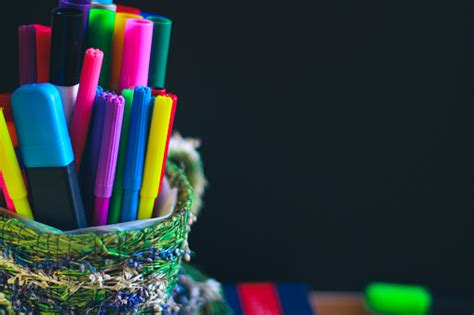 어두운 학교 칠판의 배경에 색 연필과 펜 복사 공간을 위한 보드 위치에 있습니다 0명에 대한 스톡 사진 및 기타 이미지 0명 개념 개체 그룹 Istock