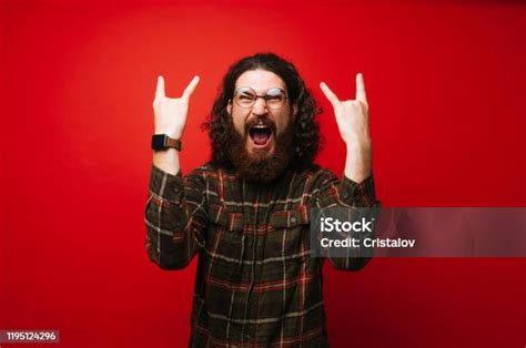 바위 표지판과 비명을 보여주는 긴 곱슬 머리를 가진 수염이 있는 남자의 초상화 털에 대한 스톡 사진 및 기타 이미지 털 고풍스런 디자인 Istock