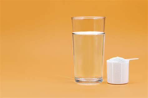 가수 분해 콜라겐 분말의 숟가락 물 한 잔 피부 탄력을위한 단백질 고립 된 배경 및 카피 스페이스 가루눈에 대한 스톡 사진 및 기타 이미지 Istock