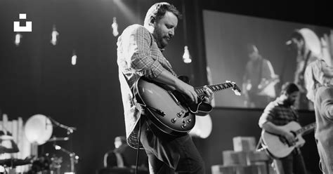 무대에서 일렉트릭 기타를 연주하는 남자의 그레이스케일 사진 사진 Unsplash의 무료 기타 이미지