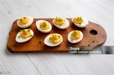 하얀 나무 테이블에 소박한 나무 보드에 향신료와 홈 메이드 악마 계란 낮은 각도 보기 0명에 대한 스톡 사진 및 기타 이미지 0명 겨자 고명 Istock
