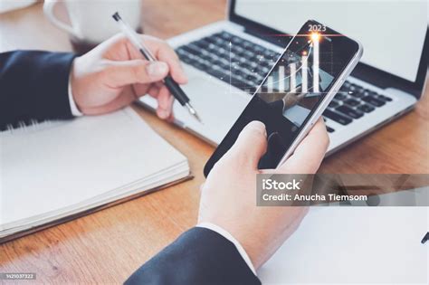 스마트폰을 이용한 사업가는 2023년 디지털 증강현실 그래픽 긍정적인 지표로 일하는 기업의 수익성을 분석하고 기업은 투자에 대한 재무 데이터를 계산한다 2022년에 대한