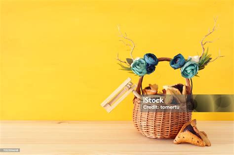 전통 Hamantasch 쿠키와 사슴 뿔 꽃 장식 나무 테이블 위에 푸 림 축 하 컨셉 개념에 대한 스톡 사진 및 기타 이미지 Istock