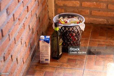 버려진 병과 상자 생활 쓰레기 재활용 가능한 쓰레기로 가득 찬 가정용 쓰레기통 위생 0명에 대한 스톡 사진 및 기타 이미지