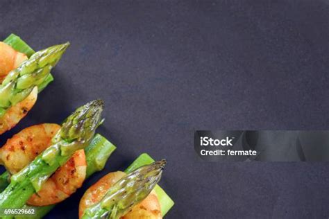 어두운 회색 플레이트 대형 복사 공간 축제 전채 또는 뷔페 식사와 위에서 평면도에 타이거 새우 새우와 그린 아스파라거스 건강한