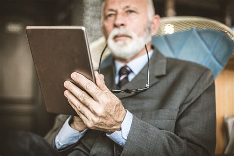 고위 기업인 디지털 태블릿을 사용 하 여입니다 반면에 초점 증권 시장과 거래소에 대한 스톡 사진 및 기타 이미지 증권 시장과