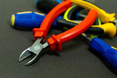 누워 전기 와이어 커터 빨간색 한 쌍의 드라이버 수리 손 도구 세트 힙 디자인 구조 강철에 대한 스톡 사진 및 기타 이미지