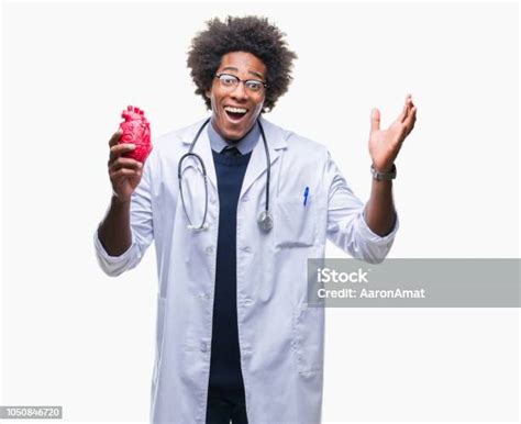 아프리카 미국 심장 의사 이상의 큰 웃음 소리는 승리를 축 하 하는 배경 매우 행복 하 고 흥분 우승자 식 절연 인간과 손을 곱슬 머리에 대한 스톡 사진 및 기타 이미지