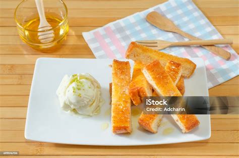 토스트에 허니 버터를 얹은 아이스크림 흰 접시에 배열 하는 막대기로 서브 배경 나무 숟가락 포크 꿀 꿀 디퍼 있다 0명에 대한 스톡 사진 및 기타 이미지 Istock