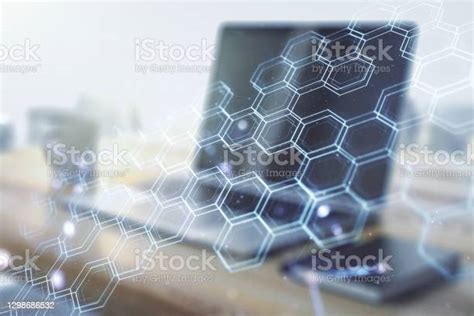 육각 형 홀로그램과 배경에 컴퓨터와 현대 데스크톱 무선 기술의 창조적 인 개념 빅 데이터 및 데이터베이스 개념 다중 노출 0명에