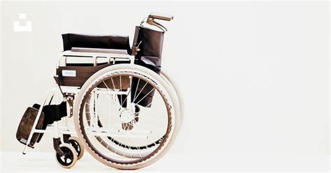 바퀴가 달린 휠체어가 흰색 배경에 표시됩니다 사진 Unsplash의 무료 휠체어 이미지