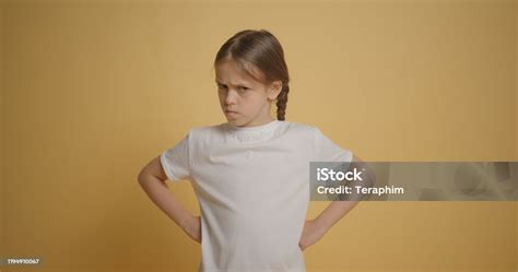 흰색 티셔츠를 입은 어린 소녀는 배경에서 노란색 벽에 화가 납니다 T 셔츠에 대한 스톡 사진 및 기타 이미지 T 셔츠 건강한 생활방식 격노한 Istock