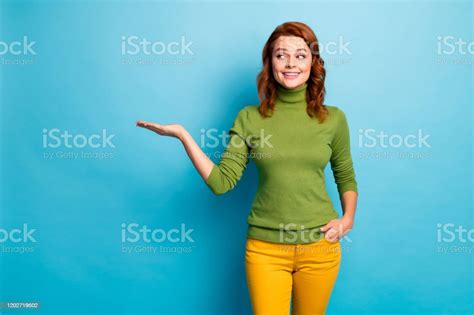 그녀의 초상화 그녀 좋은 매력적인 재미 여자 쾌활한 쾌활한 쾌활한 물결 모양의 머리 소녀 밝은 생생한 빛나는 활기찬 파란색 청록색 청록색 색상 배경 위에 고립 된 손바닥