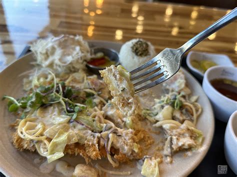 돈까스 위에 파스타가 올려진 크림까르보파스타 돈까스 후기