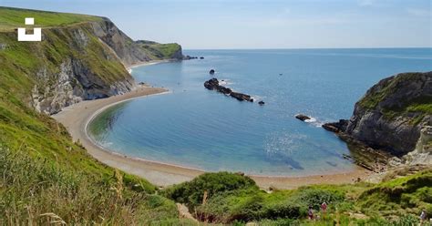 바다가 내려다 보이는 언덕에서 해변의 전망 사진 Unsplash의 무료 파랑 이미지