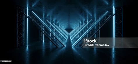 네온 빛나는 푸른 활기찬 공상 과학 소설 미래 단계 연단 건설 금속 삼각형 콘크리트 그런지 반사 어두운 밤 가상 쇼 배경 레이저 터널 복도 3d 렌더링 0명에 대한 스톡