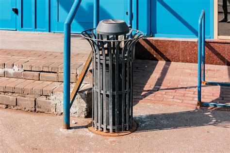 건물 입구 근처에 설치된 검은색 장식용 철제 쓰레기통 위조 된 패턴의 쓰레기통 담배 그루터기를위한 장소 거리 야외 도시의 도시 0명에 대한 스톡 사진 및 기타 이미지