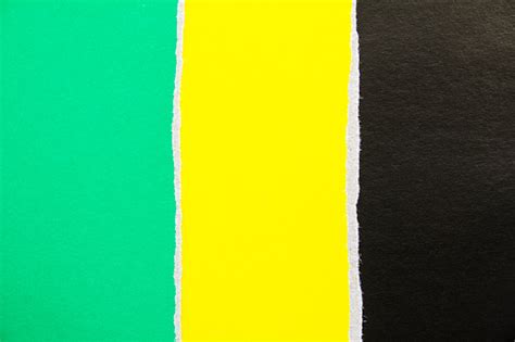 녹색 노란색 및 검은 색 찢어진 골판지 종이 질감 배경입니다 문자 메시지의 공간을 복사합니다 0명에 대한 스톡 사진 및 기타