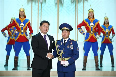 Онцгой байдлын алба хаагчдад төрийн дээд цол одон медаль хүртээлээ