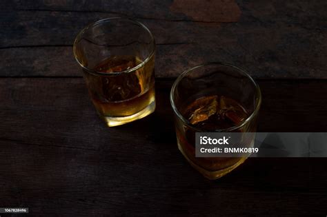 알코올의 유리 스카치 위스키 얼음 나무 테이블에 검정색 배경 0명에 대한 스톡 사진 및 기타 이미지 0명 갈색 검은색