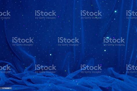 검은 배경에 스팽글이 있는 미학적이고 우아한 진한 파란색 얇은 명주 그물 직물 별이 빛나는 밤 구성 Fashion Show에 대한 스톡 사진 및 기타 이미지 Istock