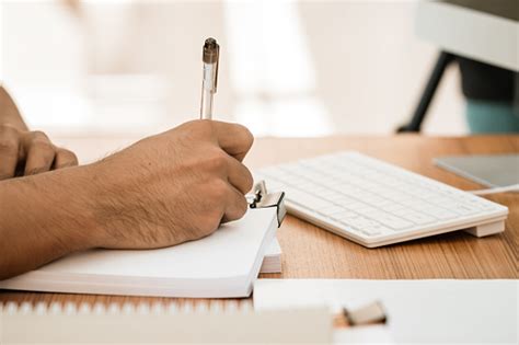 문서 보고서 및 비즈니스 바쁜 개념 실업가 관리자 확인 하 고 서명 문서 키보드 컴퓨터와 현대 사무실에서 종이 파일의 스택에 문서를 보고 합니다 경영자에 대한 스톡 사진 및