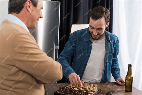 Отец и сын играют в шахматы Бесплатно Фото