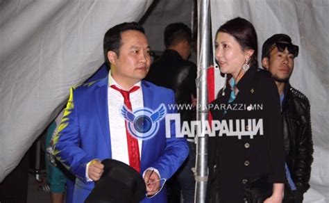 Маадай эхнэрээ ил гаргав