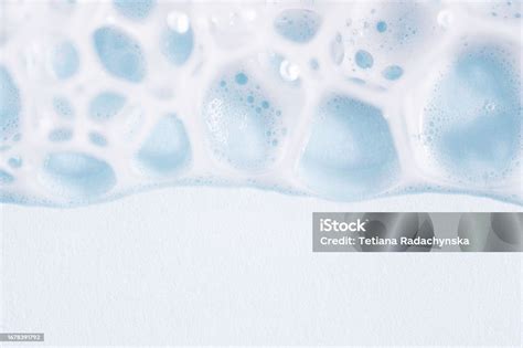 파란색 배경에 거품 질감 매크로 비누 샴푸 샤워 젤 폼 얼굴 클렌징 무스 또는 버블 마스크 샘플 파란색 배경에 흰색 클렌저 거품이 일어난다 0명에 대한 스톡 사진 및 기타