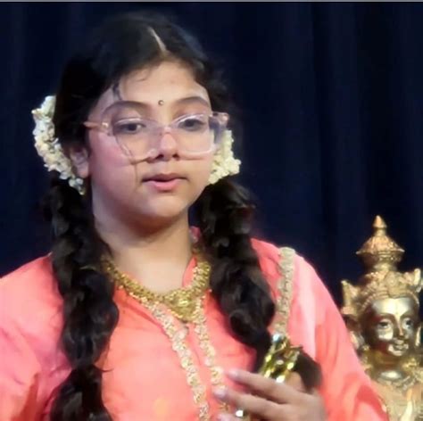 90களில் தொடை அழகி என வர்ணிக்கப்பட்ட நடிகையின் மகளா இது Cinemazda