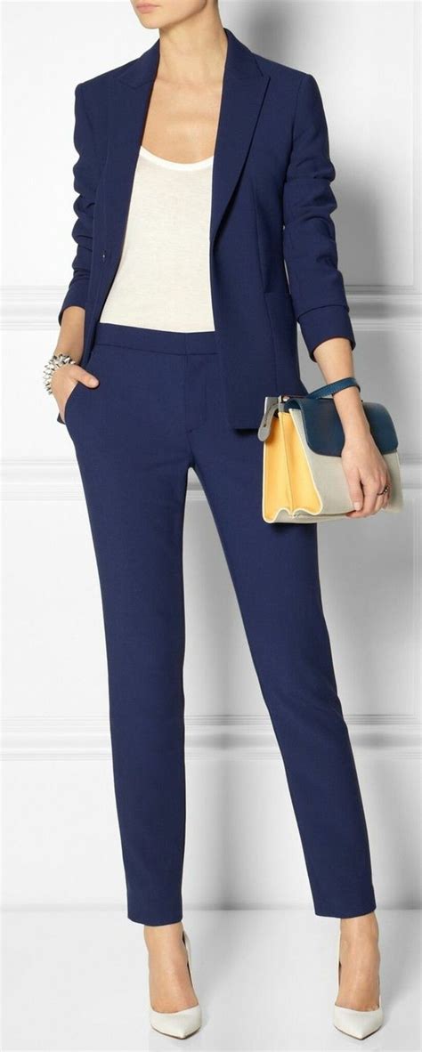 Elegante Dame Blauer Anzug Hohe Weiße Schuhe Und Moderne Tasche Business Kleidung Frau