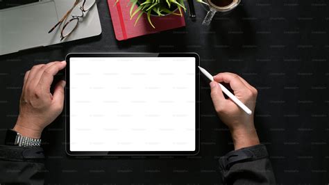 탑 뷰 남자 손으로 드로잉 태블릿과 연필 모형 빈 화면 태블릿 사진 Unsplash의 터치 스크린 이미지