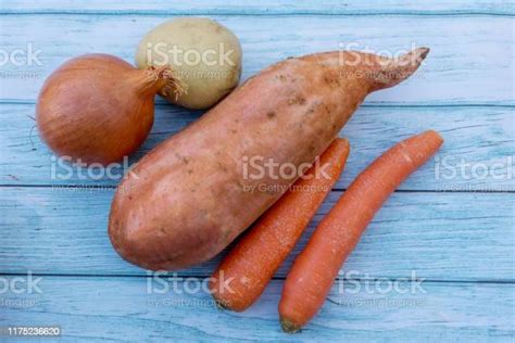 푸른 나무 테이블 배경에 잘 익은 당근 감자 고구마와 갈색 양파 요리 재료 수확 감자 요리에 대한 스톡 사진 및 기타 이미지 감자 요리 건강한 생활방식 건강한 식생활