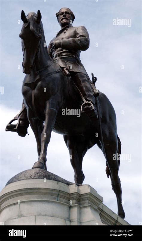 Le Monument Général Robert E Lee Est Situé Sur Lavenue Monument à