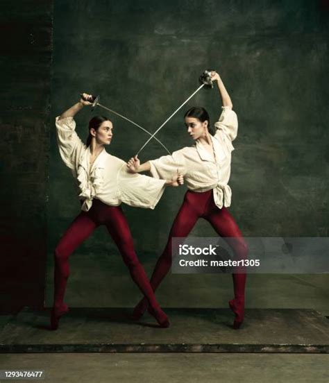두 명의 젊은 여성 발레 댄서들이 칼을 들고 결투를 하고 있습니다 발레와 현대 안무 컨셉 크리에이티브 아트 사진 여자에 대한 스톡 사진 및 기타 이미지 Istock