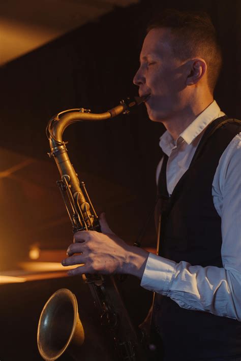 경치 고요한 공연 공연가 기악가 나이지리아 놀이 들판 라고스 멜로디 목 관악기 목관 악기 문화 뮤지션 민족 전통의 부는 분위기 색소폰 색소폰