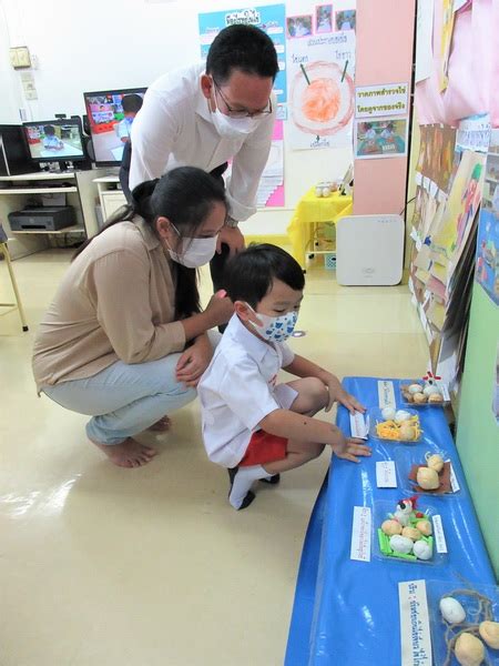 ผู้ปกครองเยี่ยมชมนิทรรศการ Project Approach เรื่อง ไข่