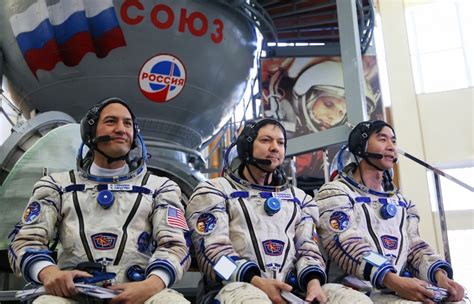 Утвърдиха екипажа на поредната експедиция на МКС Национално Движение Русофили