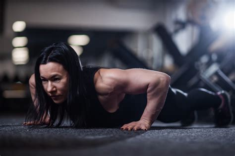 체육 여자 체육관에서 팔 굽 혀 펴기를 하 고입니다 요가 하는 여자 건강한 생활방식에 대한 스톡 사진 및 기타 이미지 건강한 생활방식 근육 널판지 Istock