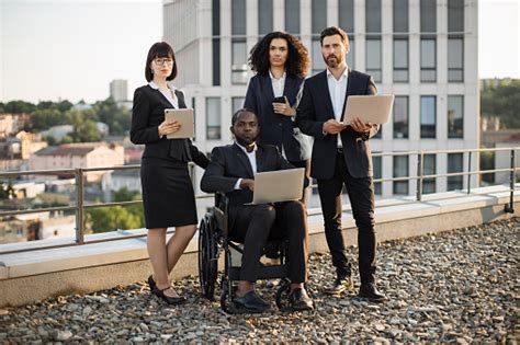 야외에서 원격 장치로 카메라에 포즈를 취하는 비즈니스 팀 부동산 중개업자에 대한 스톡 사진 및 기타 이미지 부동산 중개업자 동업 인물 사진 Istock