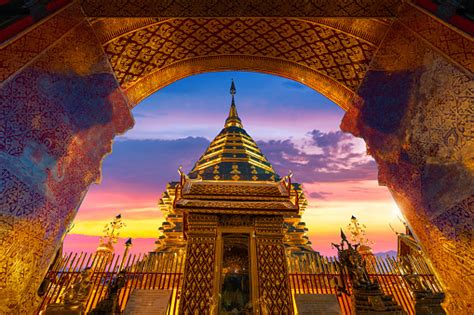 วัดพระธาตุดอยสุเทพ จังหวัดเชียงใหม่ ภาพสต็อก ดาวน์โหลดรูปภาพตอนนี้ กระทรวงมหาดไทยสหรัฐ การ