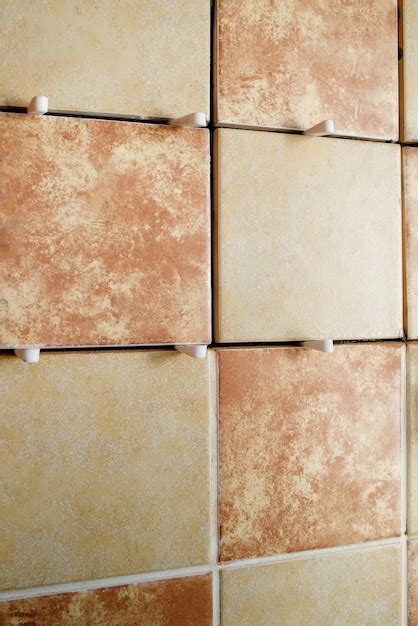 Colocación De Baldosas Cerámicas Con La Ayuda De Cruces Para Una