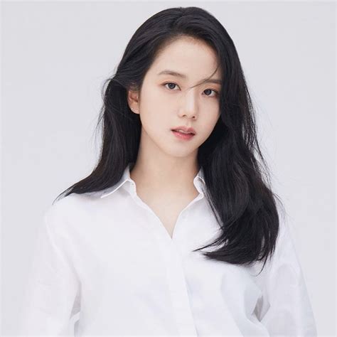 Blackpink Jisoo首部韓劇《雪降花》12月開播！專屬彩妝師曝光女神「同款妝容」秘技，太陽花睫毛、仙女小臉靠這一招 Bellatw儂儂