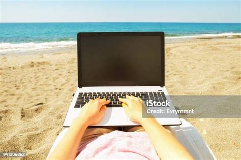 화창한 날에는 해변에 노트북에서 일 하는 젊은 금발 머리 여자 여성 손 흰색 노트북 컴퓨터 노트북 블로깅 카피 라이팅에 입력 닫습니다 가 까이 서 공간을 복사 합니다 관능에
