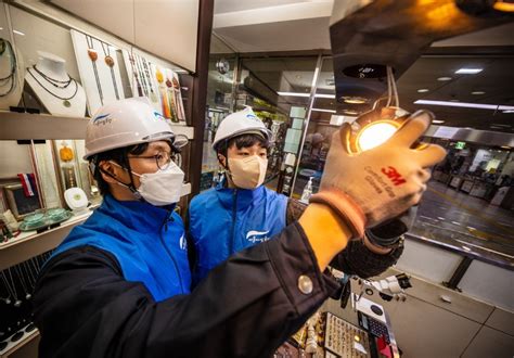 서울 지하상가 고령 상인들 대상 전기안전점검 서비스