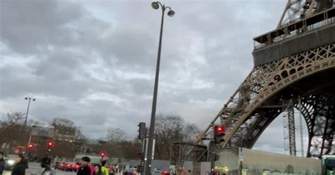 거리 거리 활동 건축 건축적 경이 관광 관광 명소 교통 구스타프 에펠 낮 대중교통 도시 경관 도시 관광 도시 교통 도시 풍경 도시의 도시의 삶